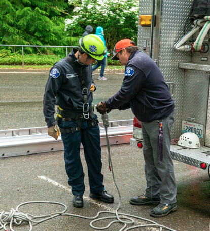 Shoreline Area News: Photos: Shoreline Fire tree rescue training