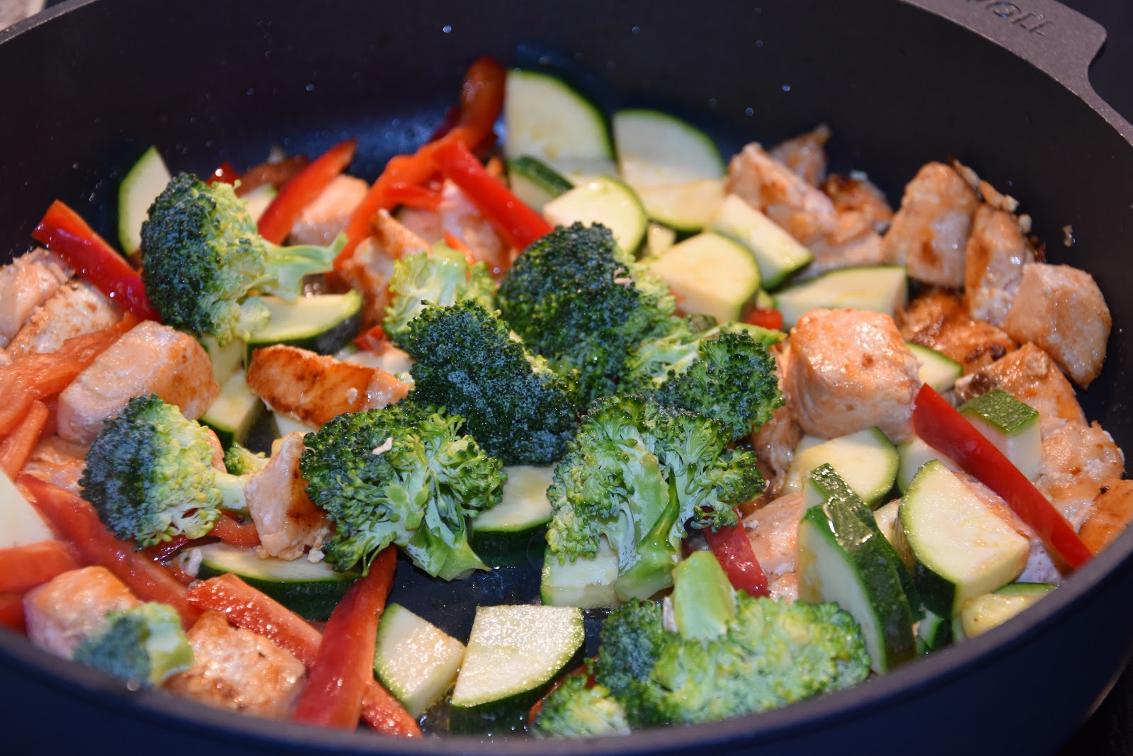 Wok med laks, ris og grønnsaker