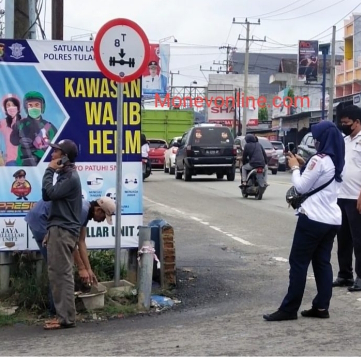 Kegiatan Pemasangan Rambu Lalulintas dan Warning Light dipimpin ...