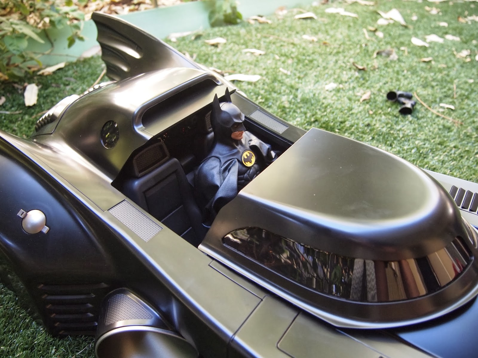 Fruitless Pursuits: Review: Hot Toys '89 Batmobile