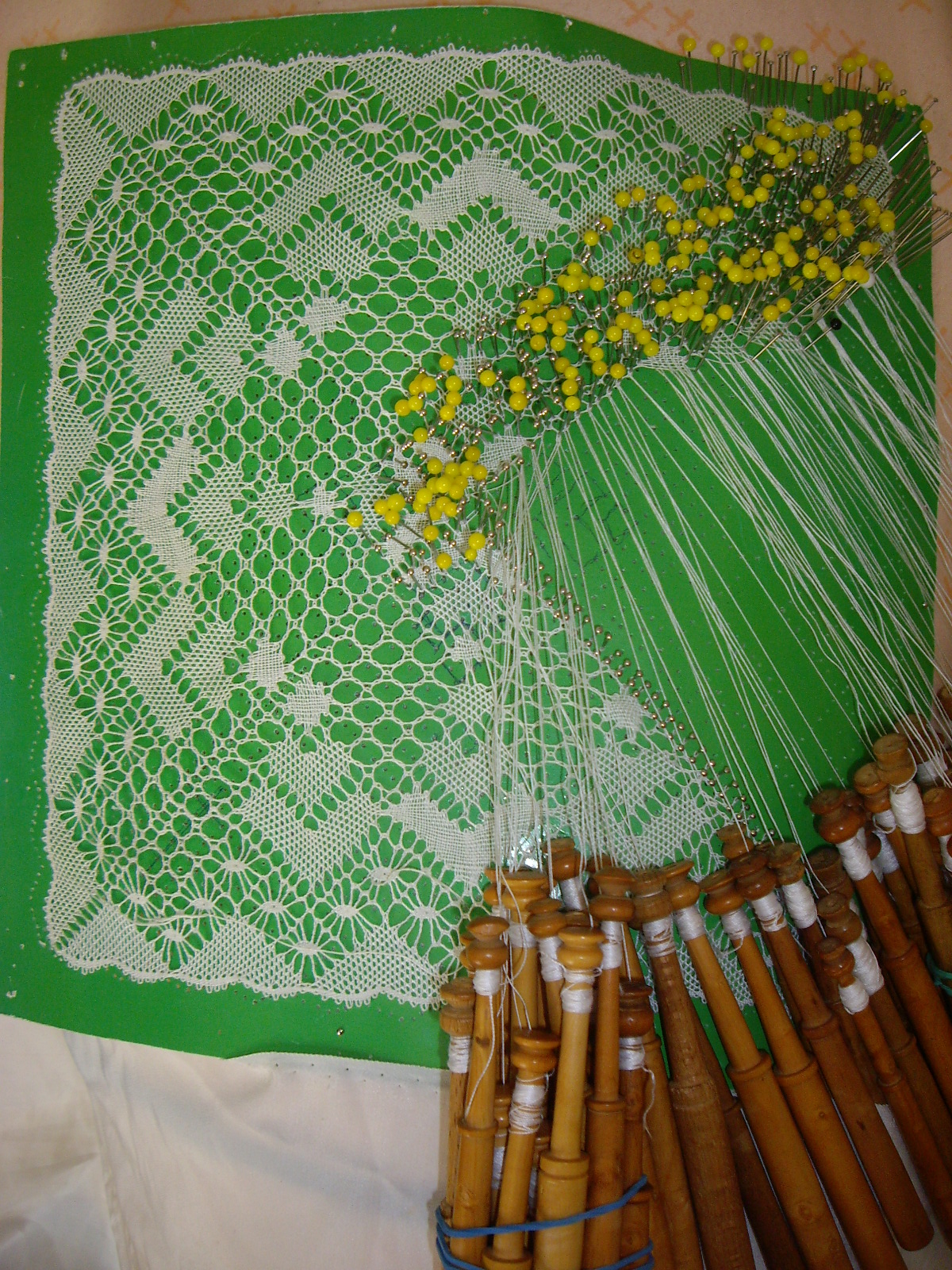 Otro pañuelo fácil de realizar de encaje de bolillos