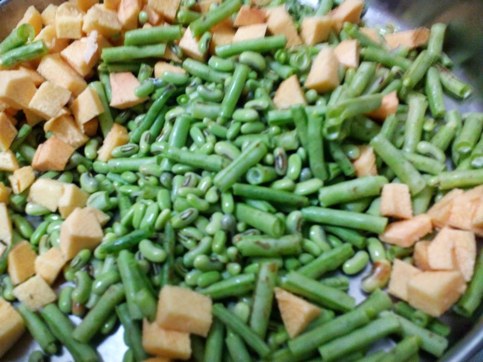 Achinga / Payar Chena Mezhukkuparatti (Cowpea pods and Elephant Foot ...