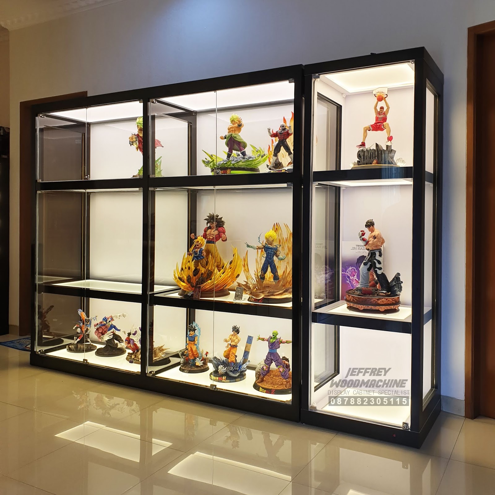 lemari pajang untuk koleksi statue anime