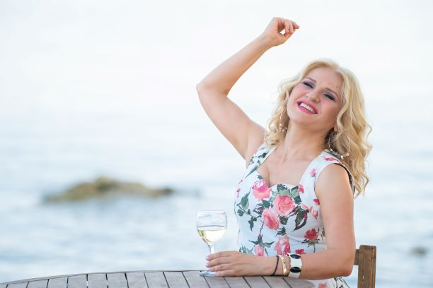 NYXTOΣΚΟΠΙΟ: SHIRLEY VALENTINE με την ΜΠΕΣΥ ΜΑΛΦΑ ΣΤΟ ΧΥΤΗΡΙΟ ΤΕΤΑΡΤΗ ...