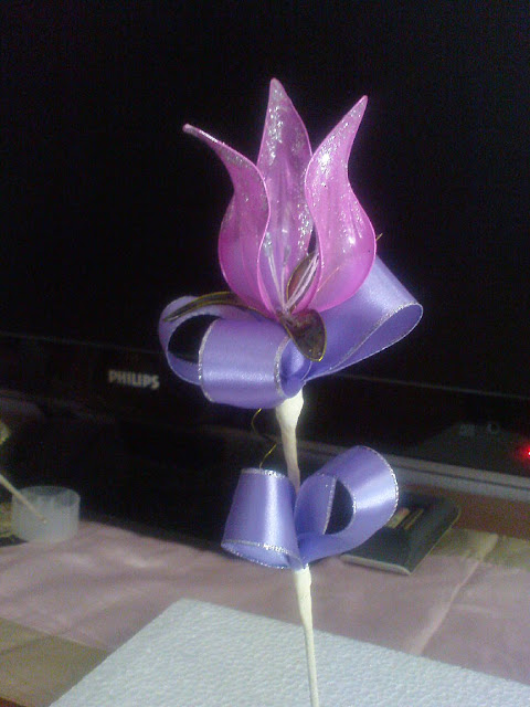 gubahan hantaran hati: contoh bunga pahar atau bunga telur dip.