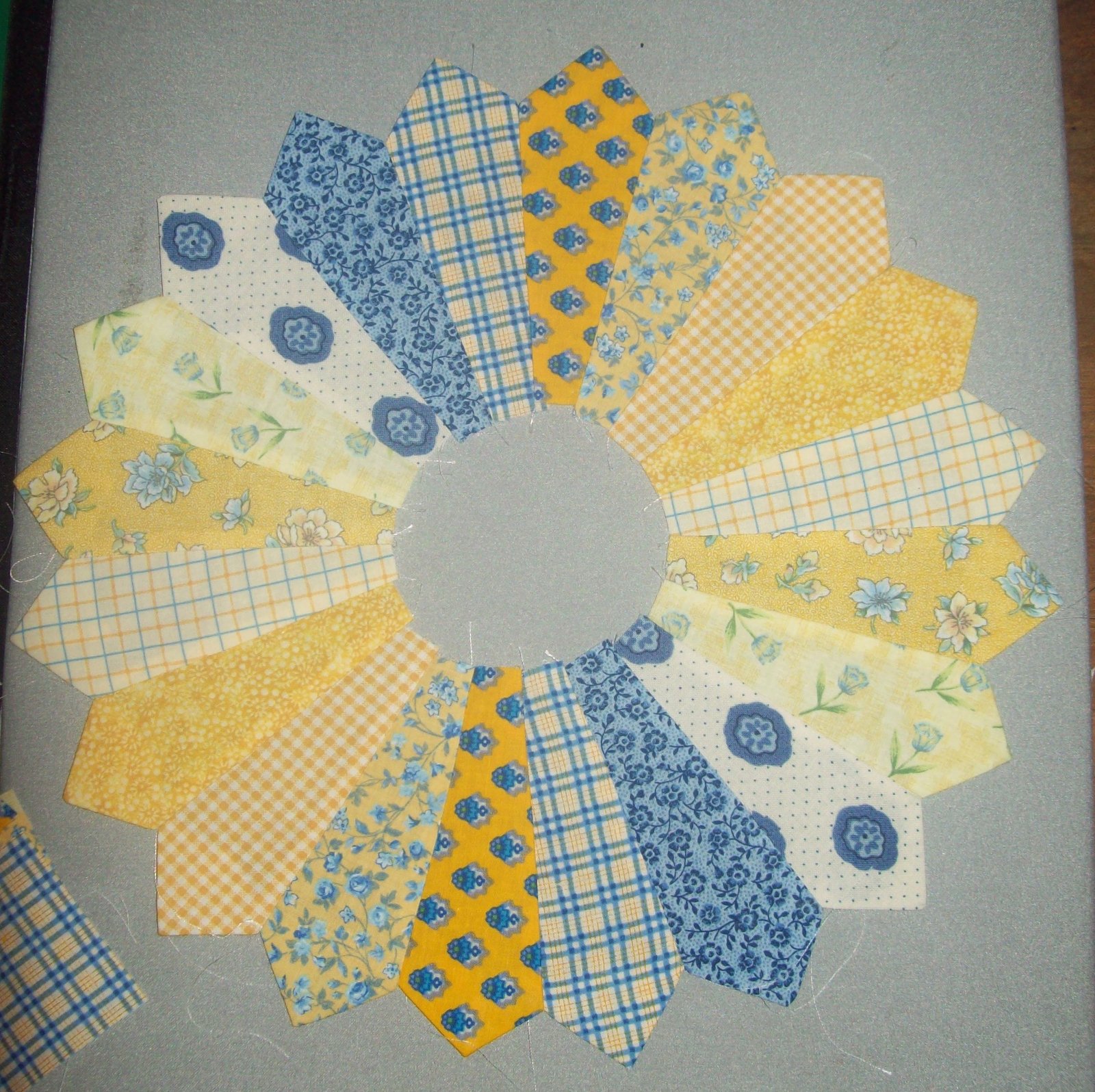My Quilt Diet...: Dresden Plate Table Topper