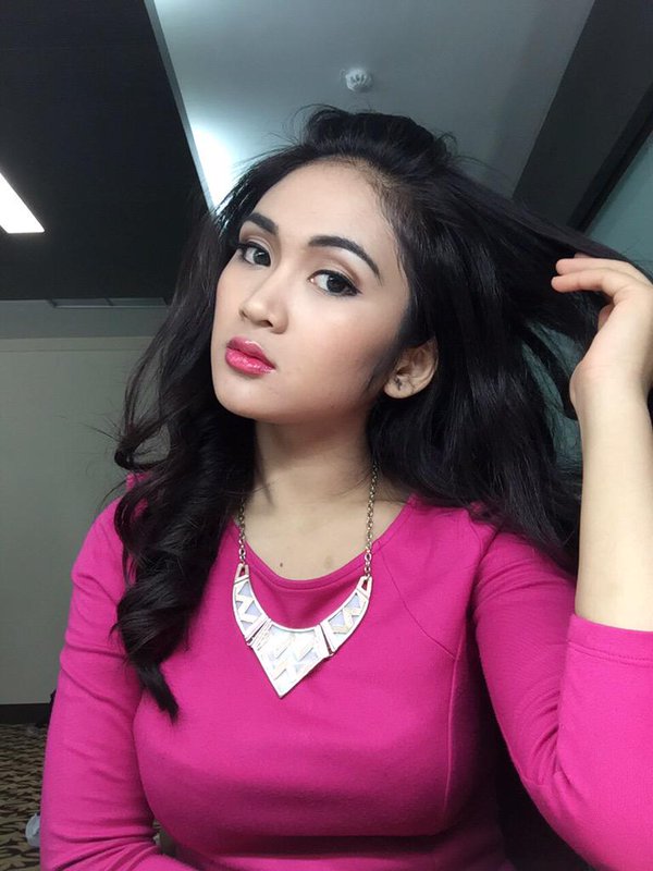 Lavenia Oviola Biografi