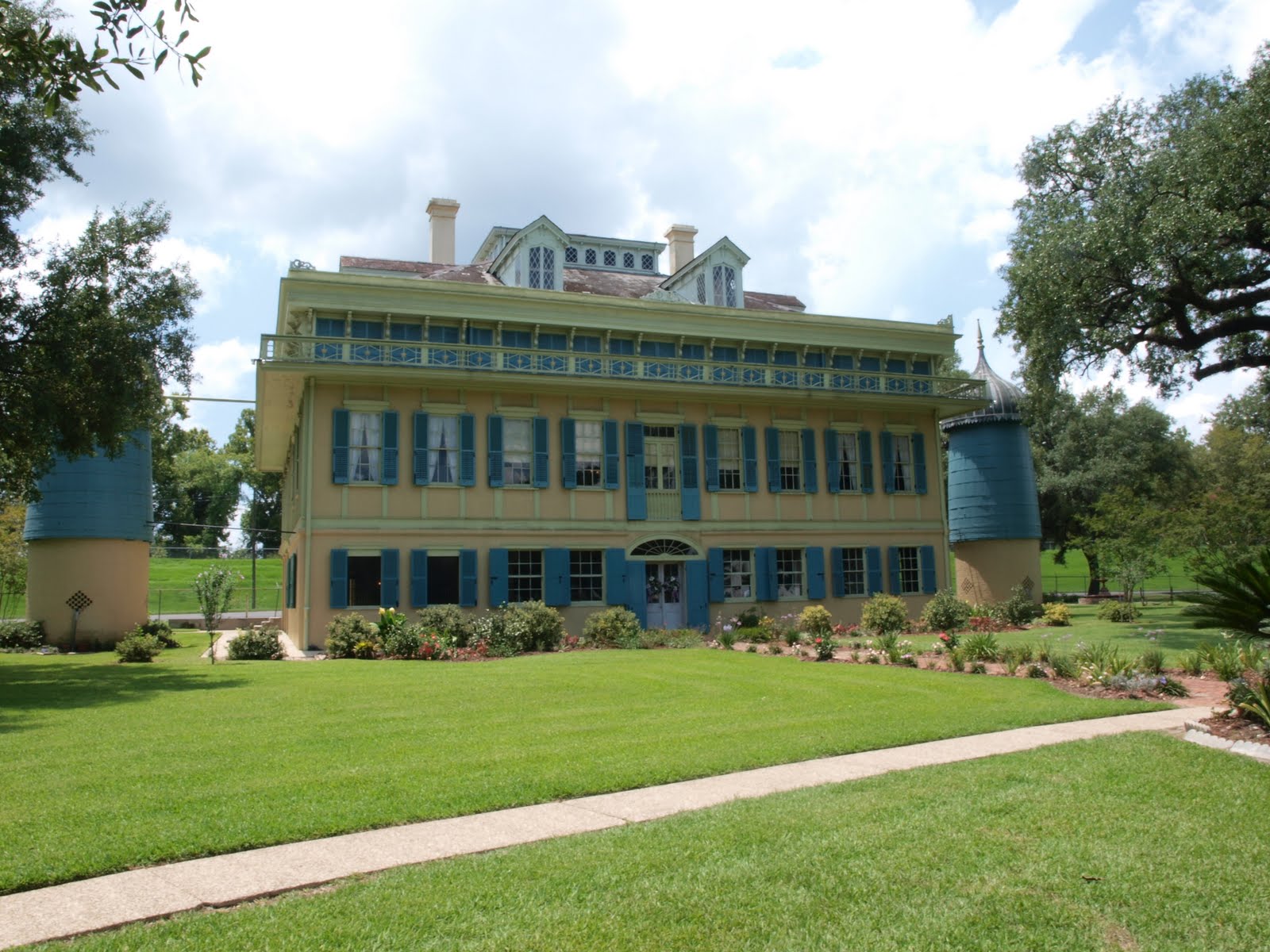 Flights of Whimsy: Period Plantation Tour in the Deep South