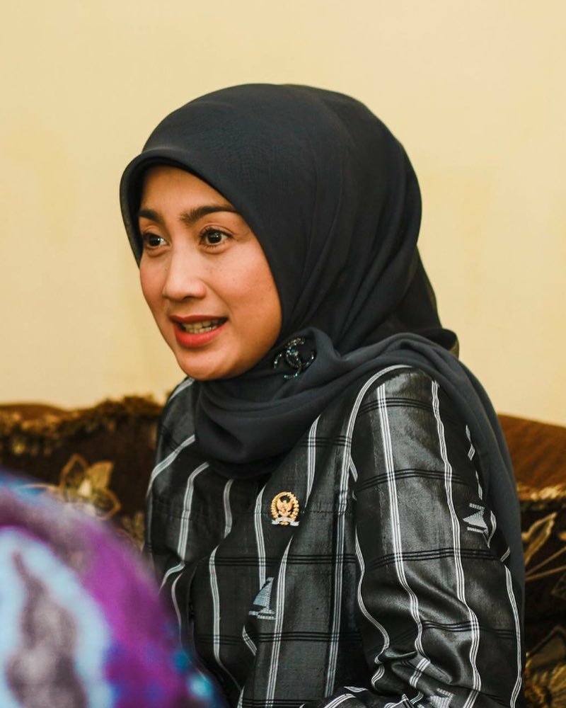 Biodata Artis: Profil dan Biodata Lengkap Artis Desy Ratnasari Yang Saat Ini Banting Setir Ke ...