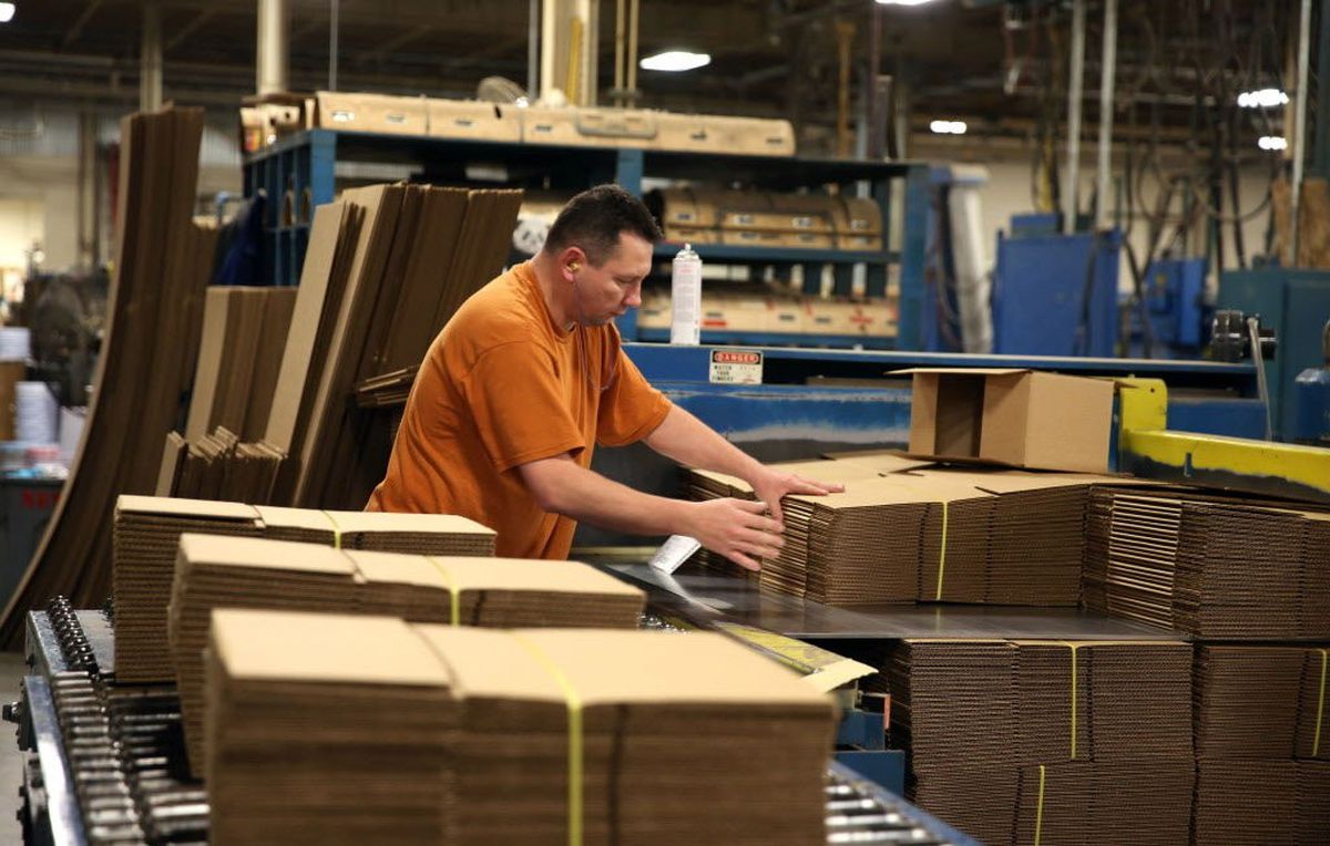 Explain the manufacturing process of custom corrugated Boxes