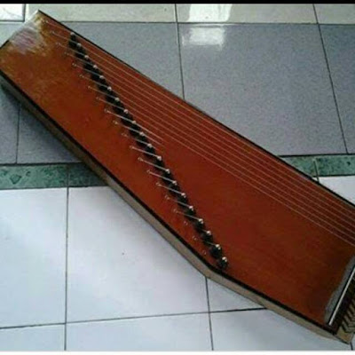 Mengenal Alat Musik Kecapi Sunda ~ PANGLIPUR MANAH