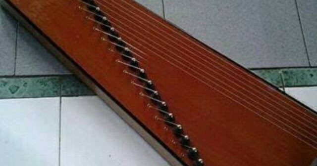 Mengenal Alat Musik Kecapi Sunda ~ PANGLIPUR MANAH