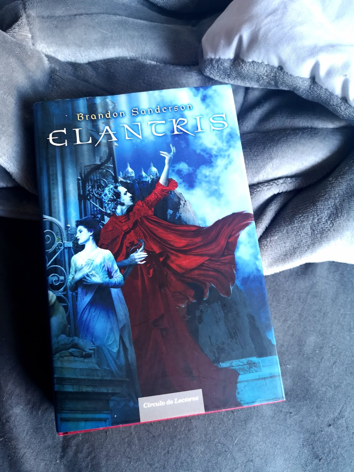 Camaleones de papel: Reseña de "Elantris", de Brandon Sanderson