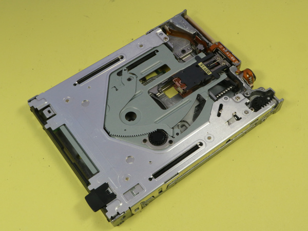 BugWorkShop - 甲蟲工作室: TEAC（蒂雅克）FD-05HF 3.5吋軟盤驅動器（Floppy Disk Drive）- 拆解（二）