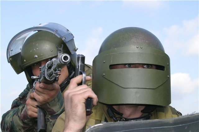 Russian servicemen wearing Maska Sch1 helmets (1990s -early 2000s ...