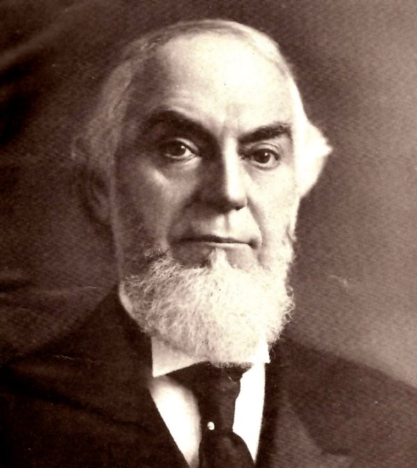 Pirâmide sobre o túmulo de Russell removida de cemitério nos Estados Unidos