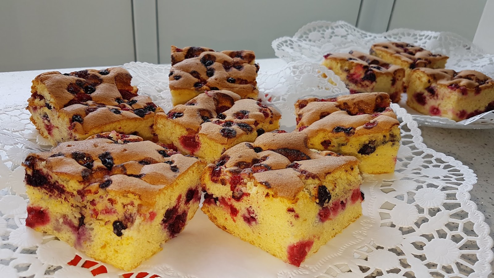 susu: Pandispan cu fructe de padure