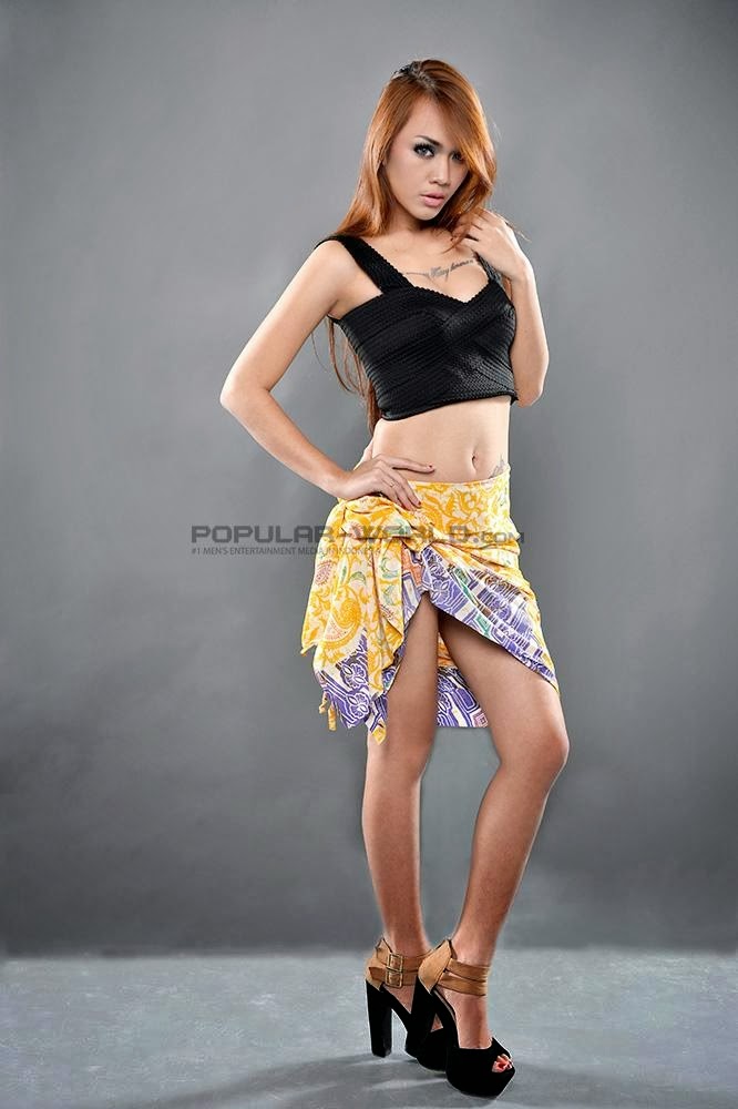 Foto Model Widya Magdalena In Popular World Magazine | Sebatas Magazine