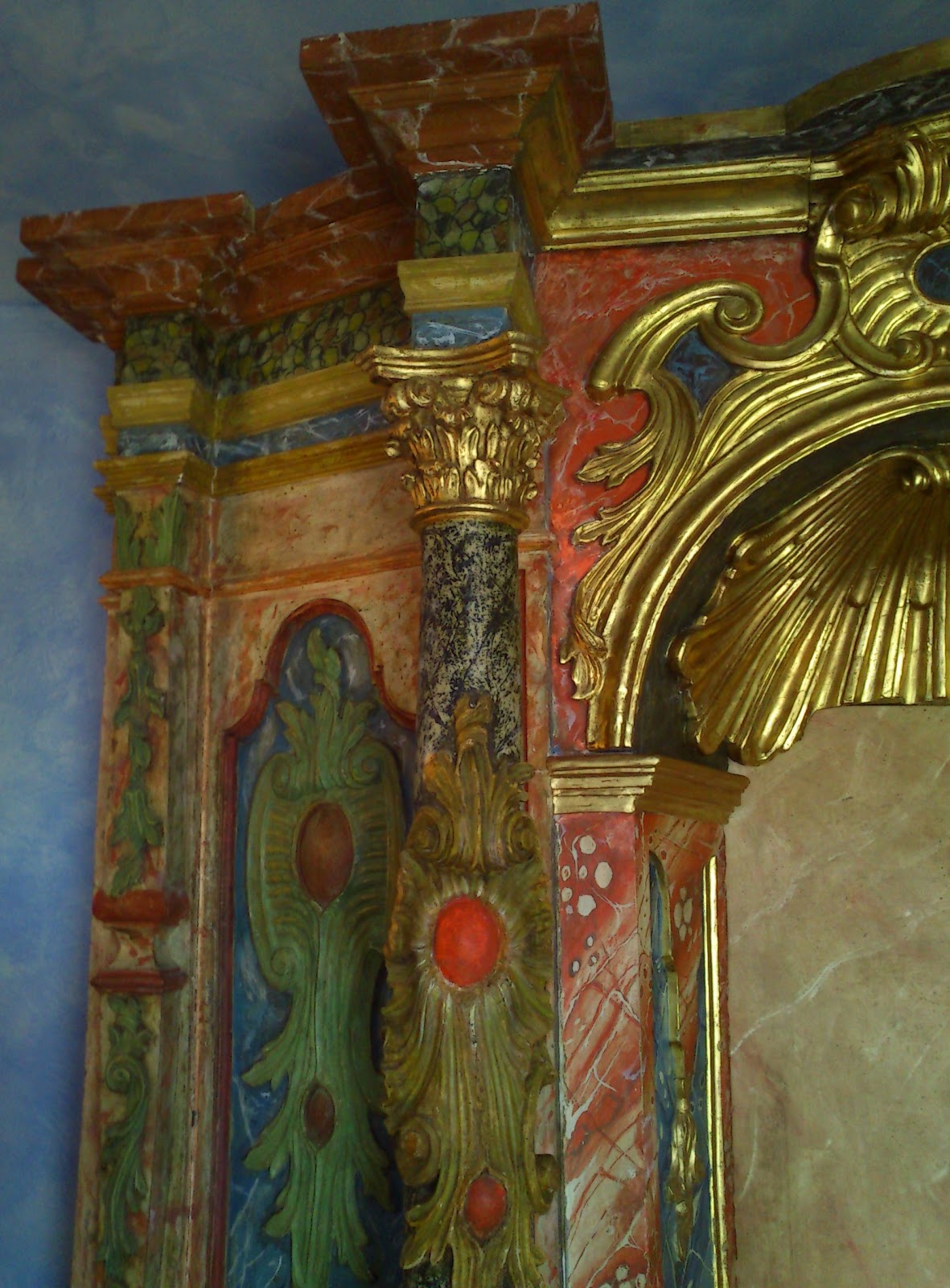 Restaurata: Restauración de un Retablo Dorado y Policromado