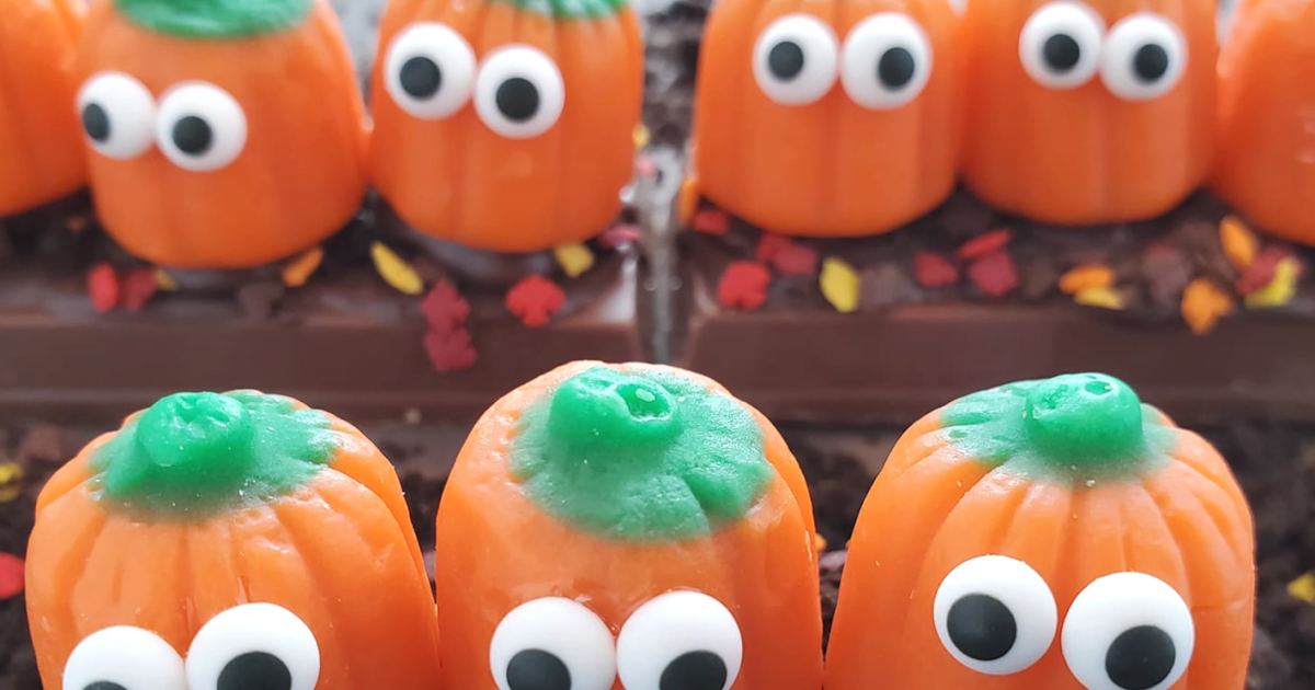 Sugartown Sweets: Twix Candy Bar Pumpkin Patch!