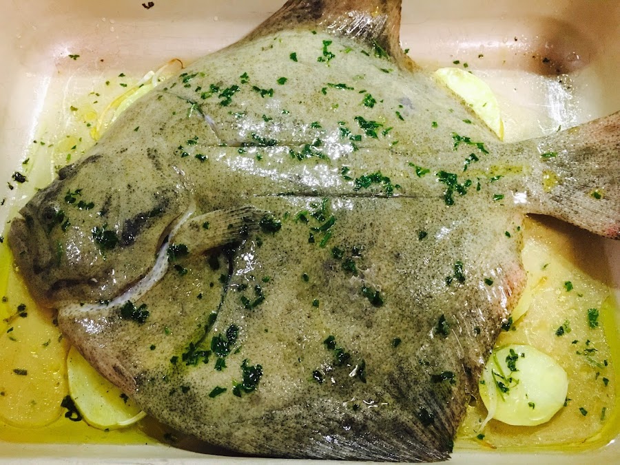 Rodaballo al horno con sidra y patatas | Cocina