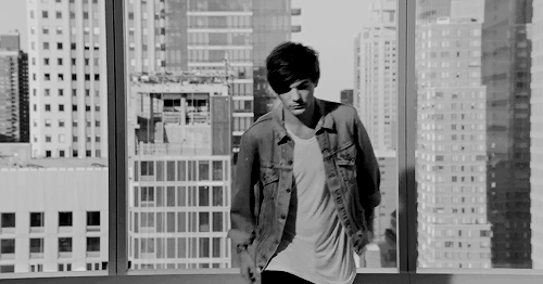 Kis dolgok [Louis Tomlinson fanficition]: Season 3 Chapter 1 - Két év