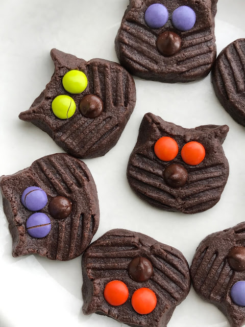 Savory Moments: Dark chocolate black cat cookies #HalloweenTreatsWeek
