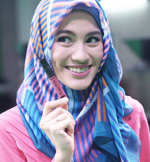 Jilbab Modern dan Simpel Ala Alyssa Soebandono