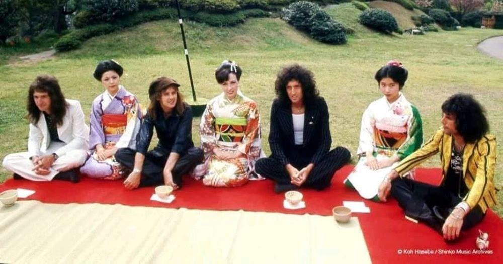 34 Candid Color Photographs of Queen’s First Visit to Japan in 1975 ...