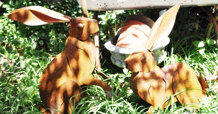 .: Rustic Metal Garden Rabbits