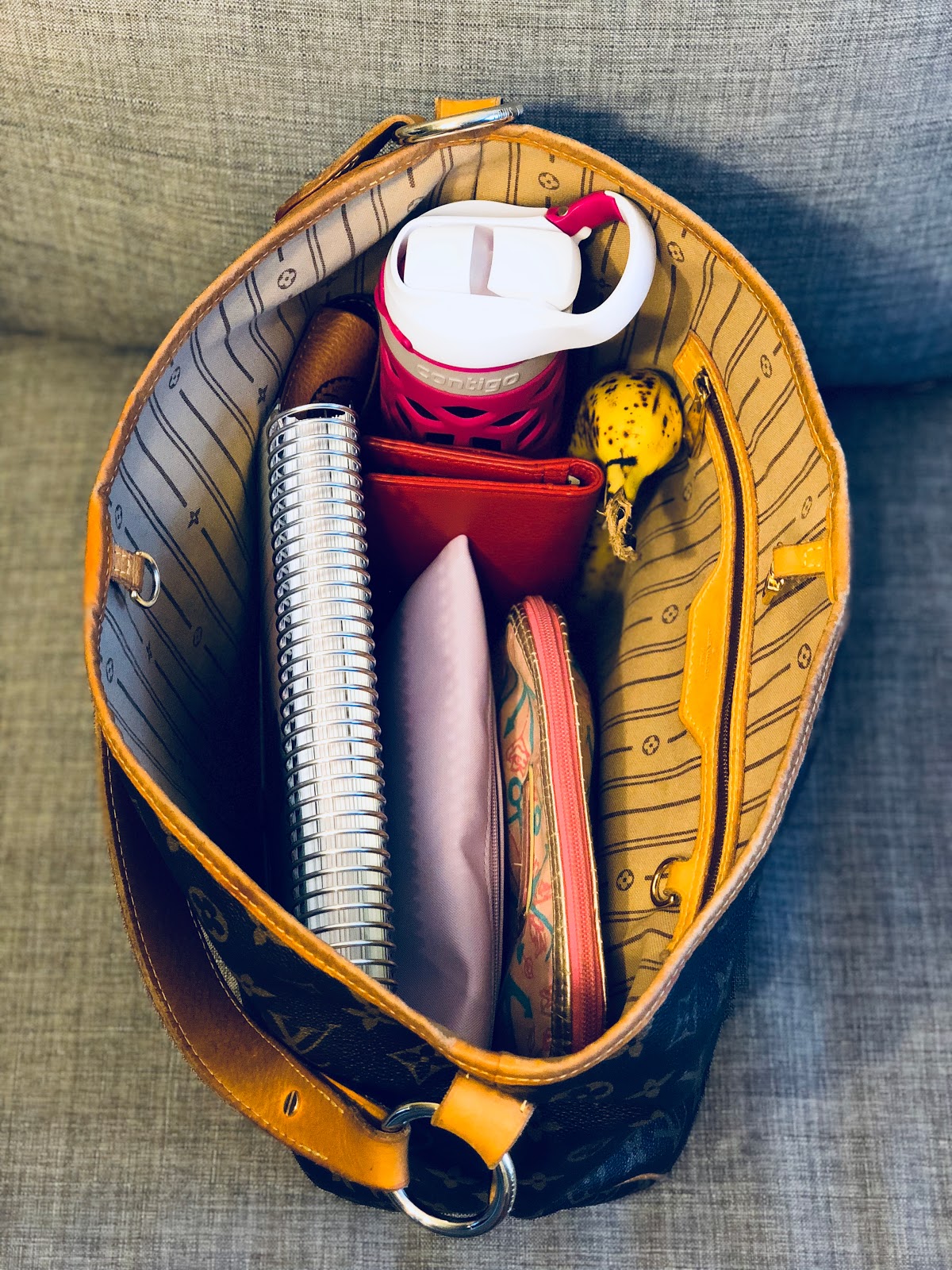What s In My Internship Work Bag Brazen And Brunette Law School Advice And Law School Tips what-s-in-my-internship-work-bag-brazen-and-brunette-law-school-advice-and-law-school-tips