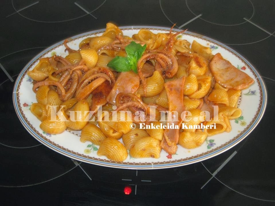 KuzhinaIme.al: Guacka me kallamare dhe uzo (Receta nga Enkeleida Kamberi)