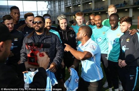 Photos: Kevin Hart and Ice Cube visit Manchester city players in training