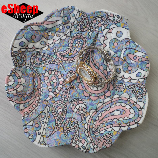 Threading My Way: Showcasing ~ Reversible Quilted Fabric Plate ~ Tutorial