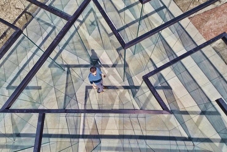 post88blog: The amazing Glass Labyrinth, transparent glass wall.
