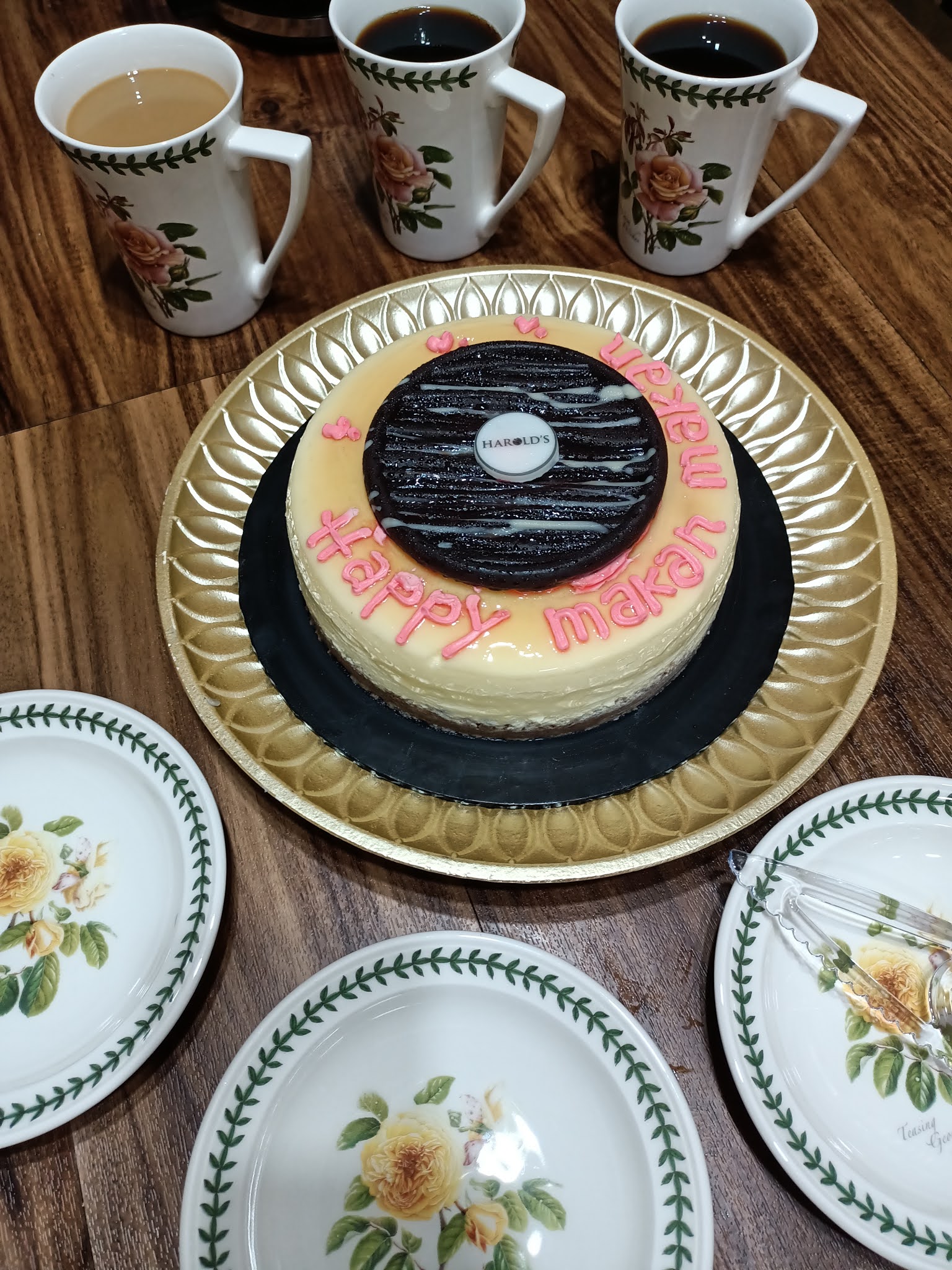 NEW YORK CHEESE CAKE DAN CHOC INDULGENCE CAKE DARI HAROLD'S BREAD