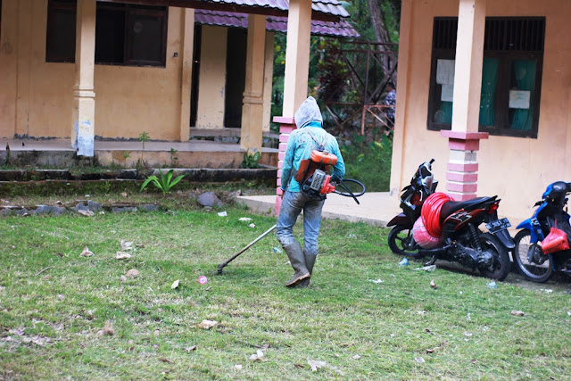 Dokumentasi Kegiatan Babat Rumput Sekolah SMP Negeri 2 Ketambe Satap