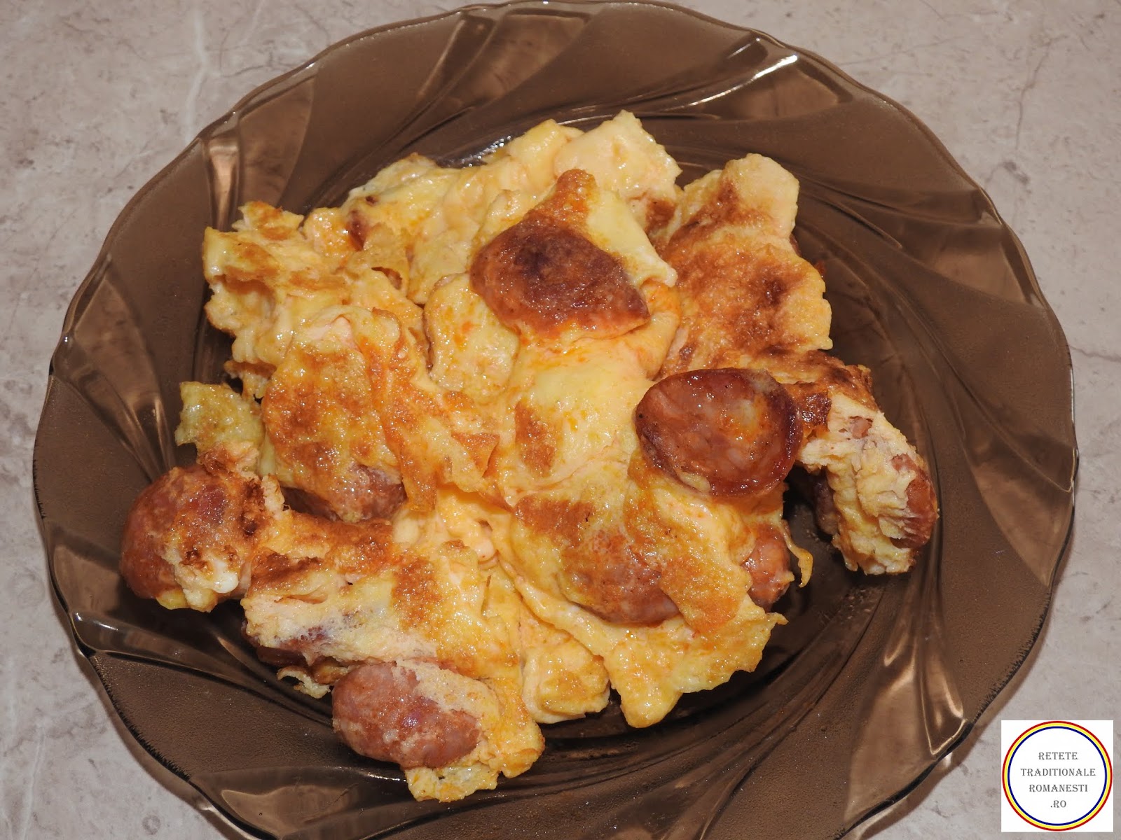 Omleta cu carnati reteta | Retetetraditionaleromanesti.ro