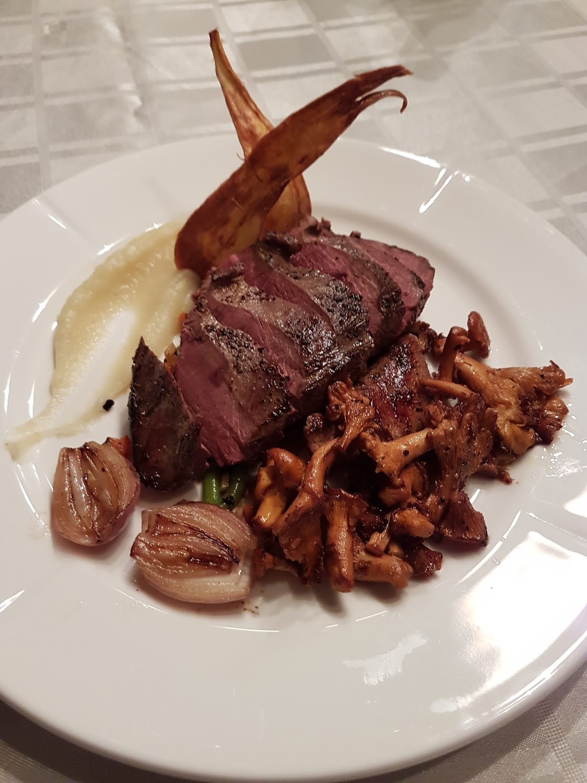 Pannestekt storfuglbryst av Røy med jordskokkpuré og kantareller