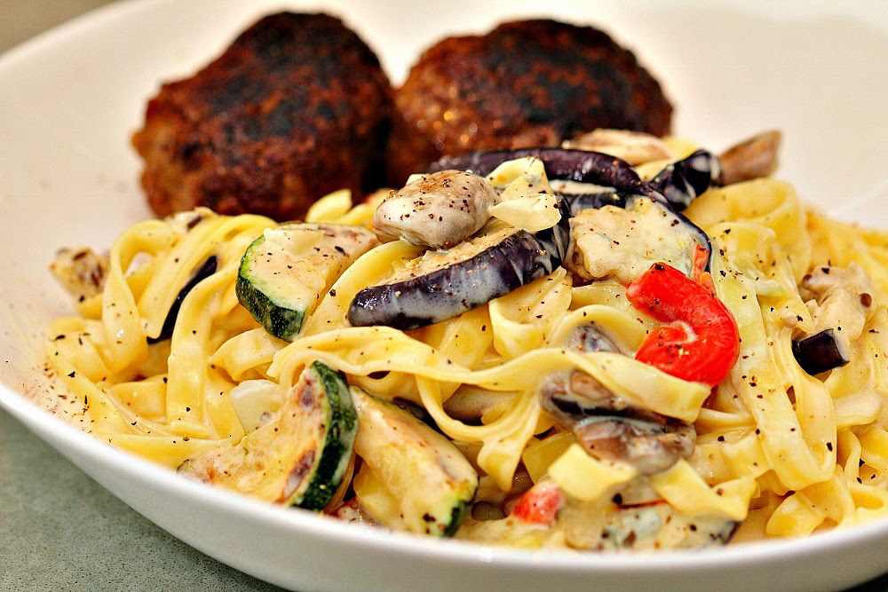 Två små kök: Tagliatelle med ostig grönsakssås och färsbiffar