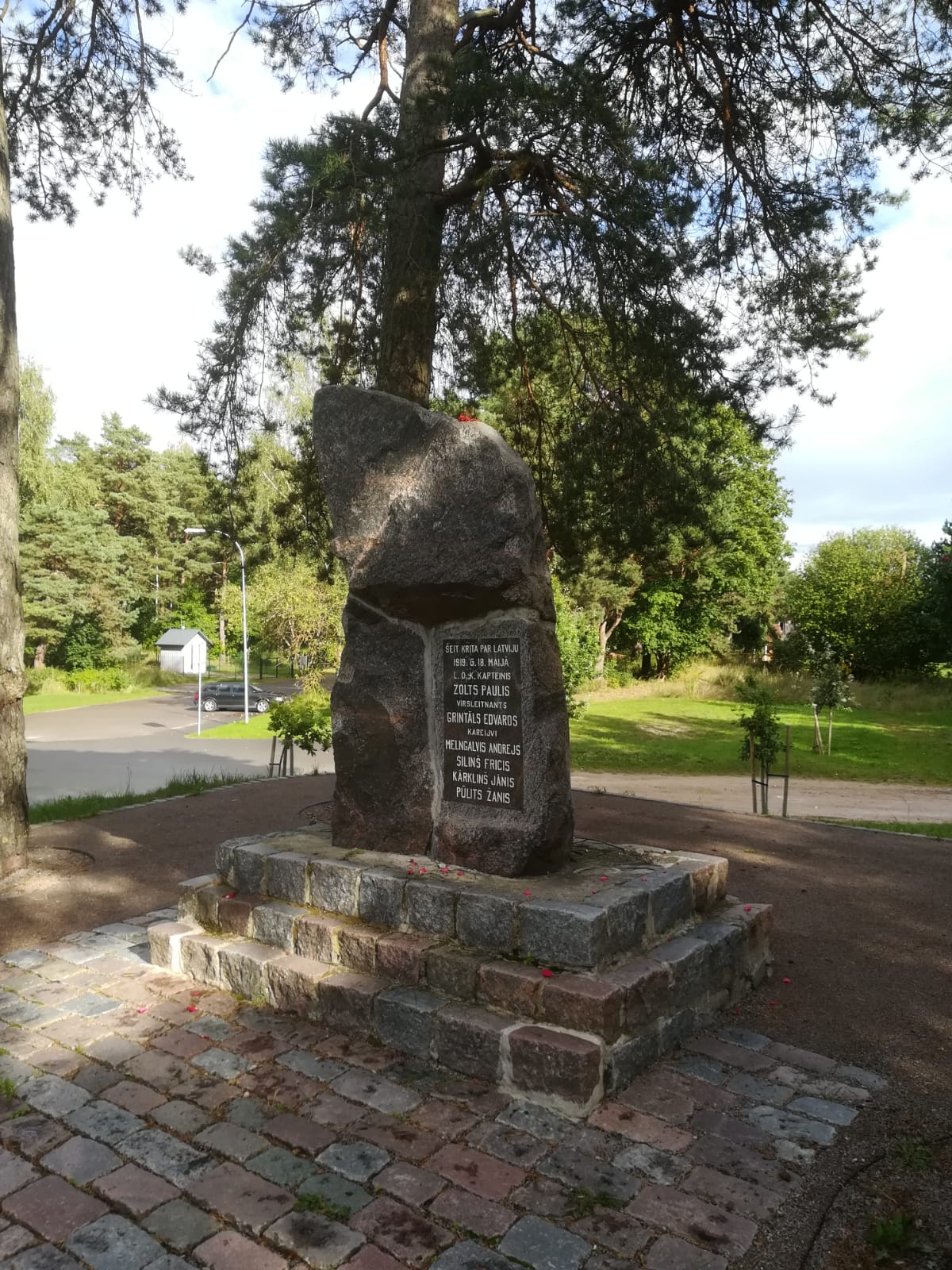Latviešu karavīru kapi un piemiņas vietas: Slokā Kauguru kāpās ...
