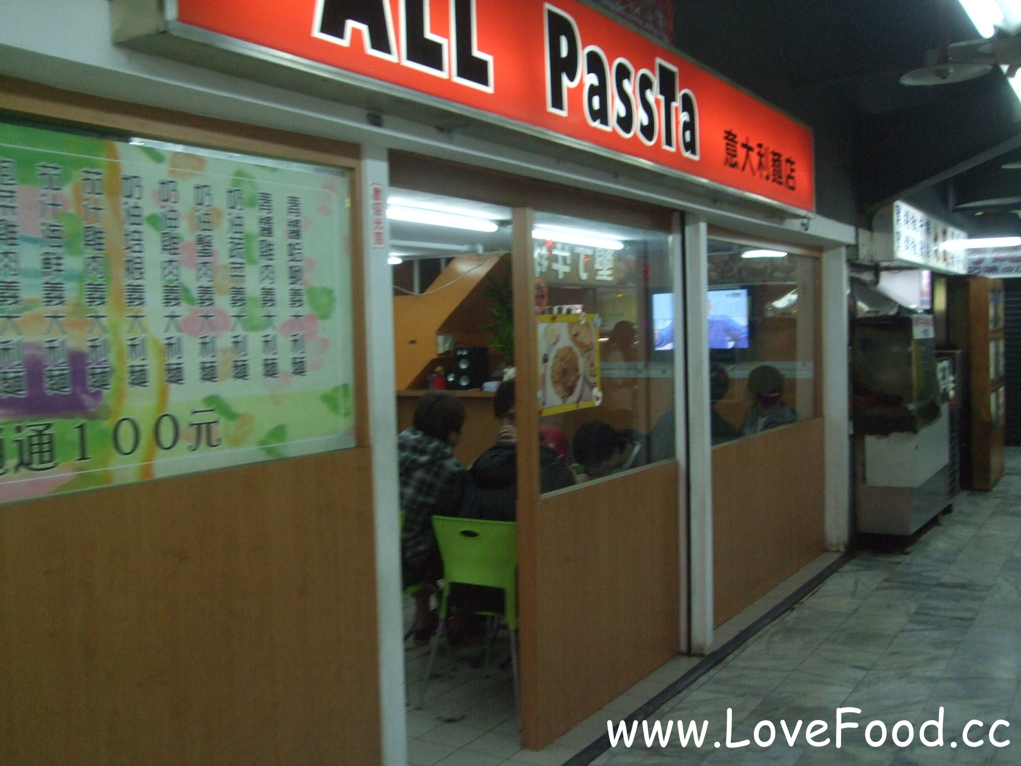 【台北萬華】萬年商業大樓 @ 西門町 - 扭蛋機 電玩模型 衣服皮件 樓上有湯姆熊 B1還有美食街 - Wan Nian Building