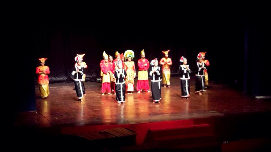Folklore Setengah Lisan Yang Berbentuk Teater Rakyat dan Upacara ...