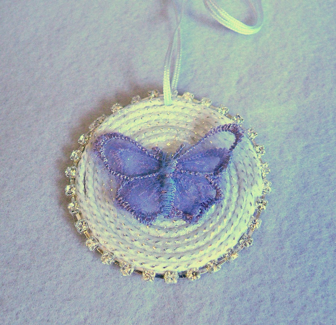 Paper Crafts made with paper: The Easy Pendant Roller