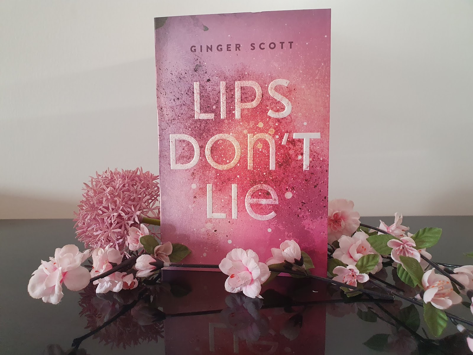 Homeiswherethebooksare: Lips don't lie - Ginger Scott