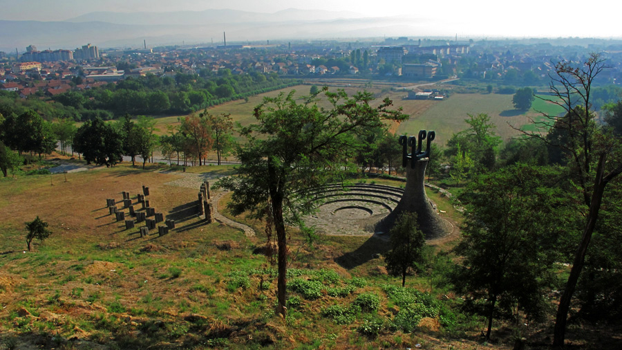 Simboli polpretekle zgodovine: LESKOVAC - Spominski park NOB
