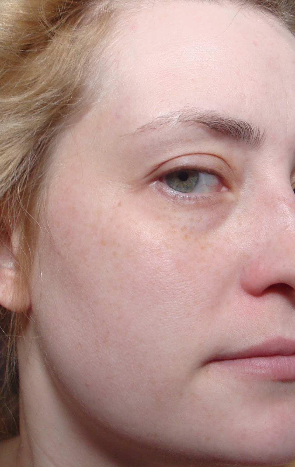 Green eyed Monster!: Maybelline Air Foam Foundation is Interesting....