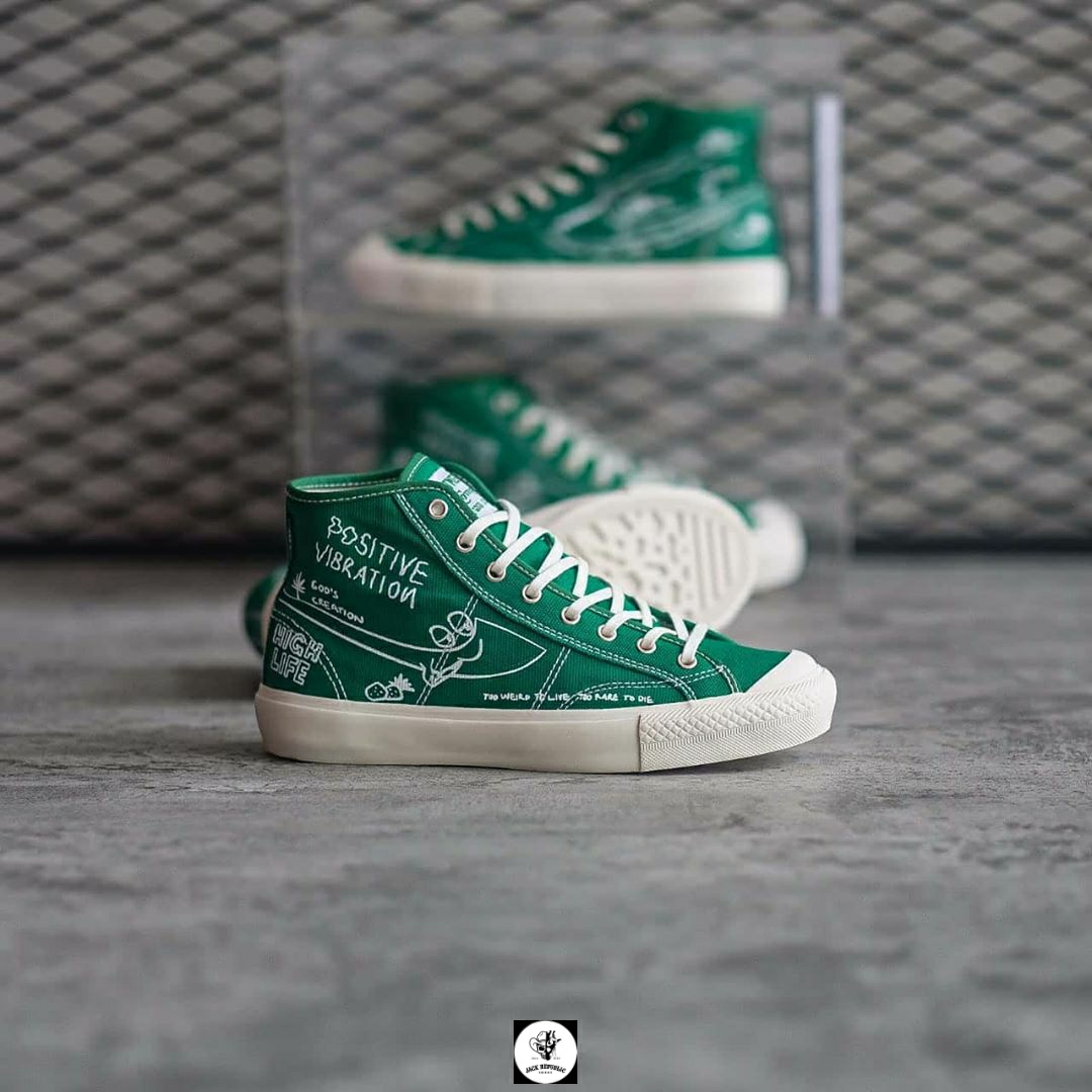 Sepatu Compass Berkolaborasi