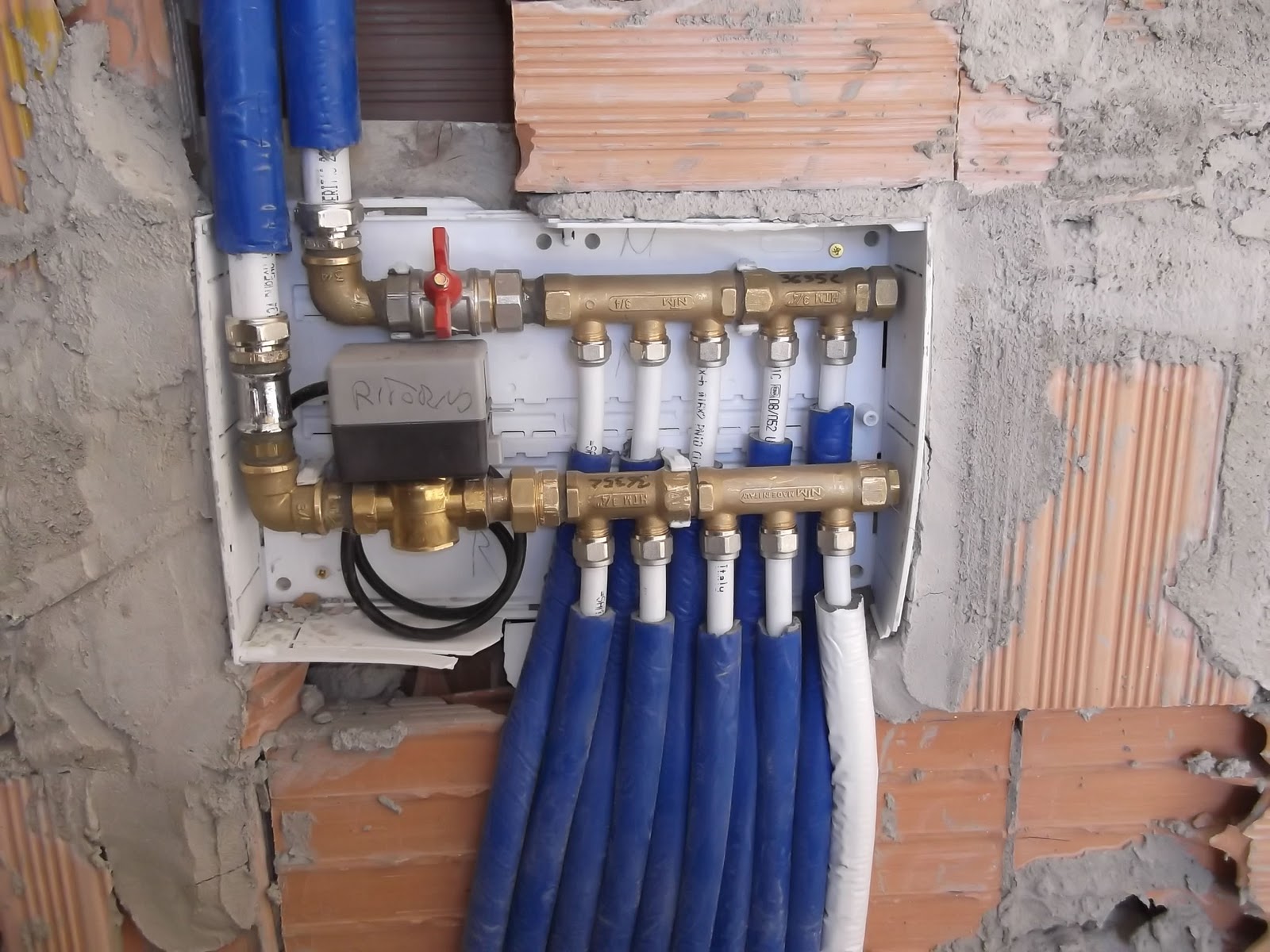 Il Blog dell'idraulico: collettore con valvole a zona