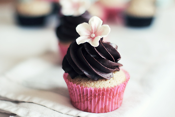 Country Style Chic: Strawberry Cupcake Heaven!